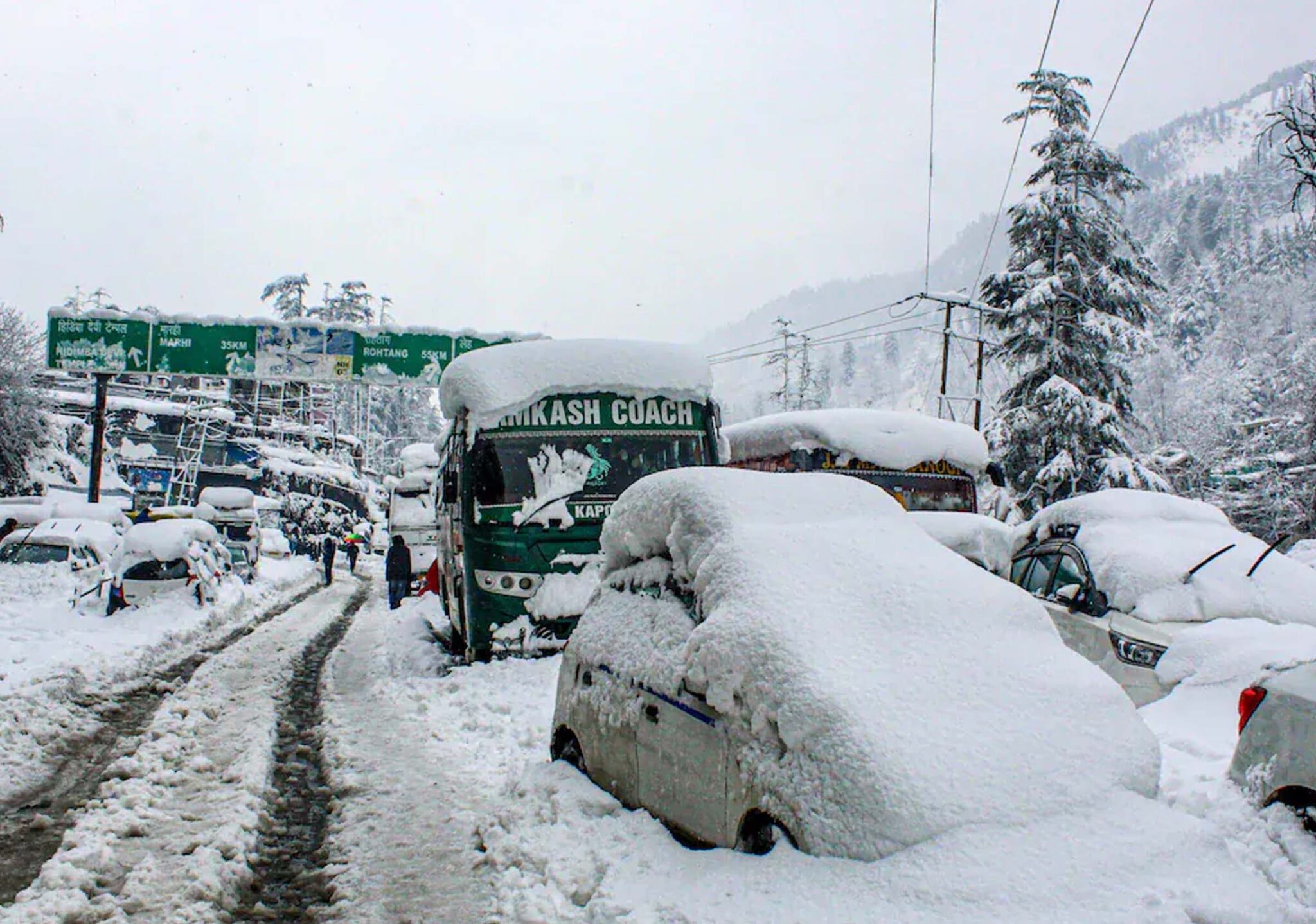 Around 1,200 Roads Closed in Himachal Due to Heavy Snowfall